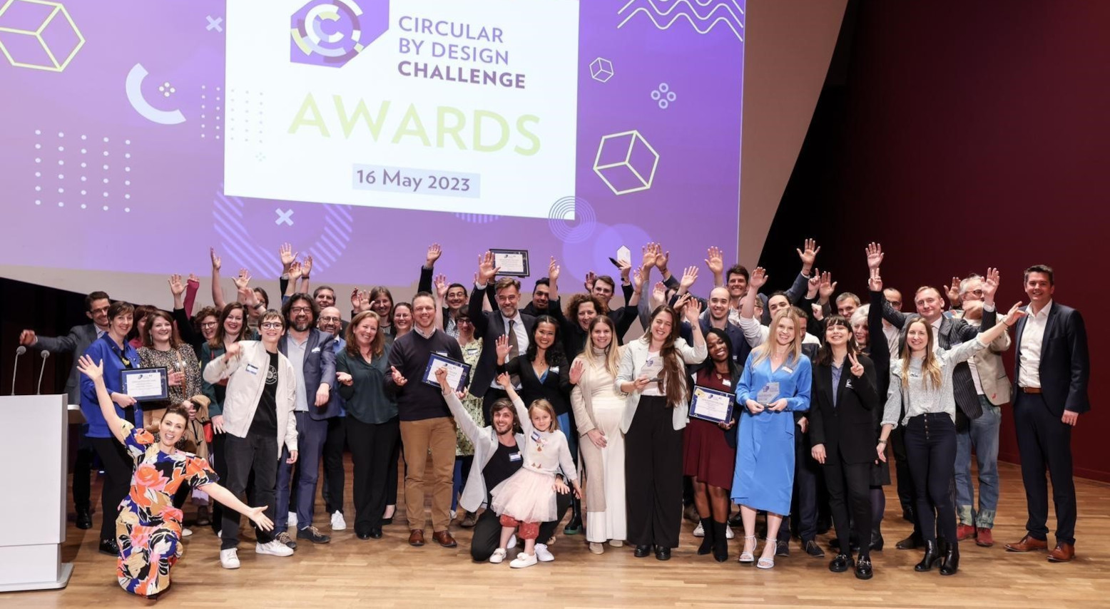 Cinq lauréats récompensés lors de la remise des prix de la troisième ...